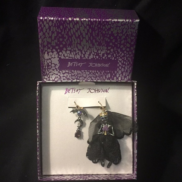 Betsey Johnson | Jewelry | Host Pick Betsey Johnson Dark Magic Skull ...